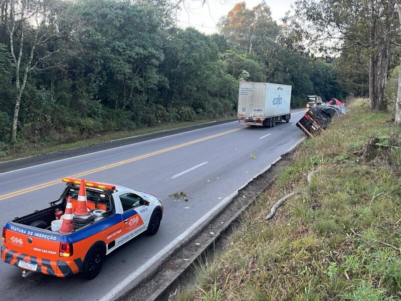 Blocos de concreto que caíram de caminhão, na BR-470, em Garibaldi já ...